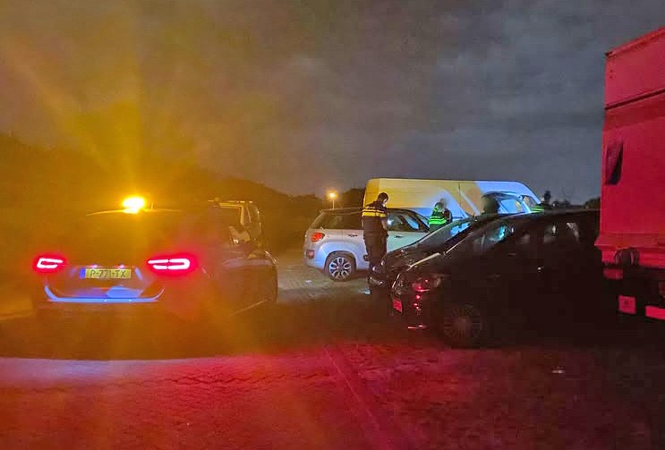 Mannen plunderen kledingcontainer van Opnieuw&Co aan de Portlandse Baan ...