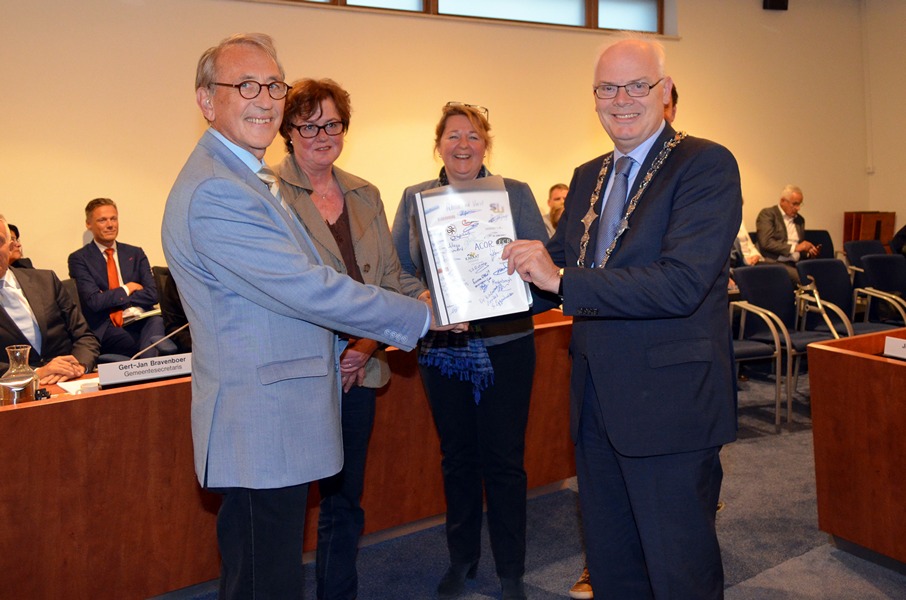 Convenant tegen armoede overhandigd aan burgemeester – BarendrechtNU.nl Convenant tegen armoede overhandigd aan burgemeester – BarendrechtNU.nl
